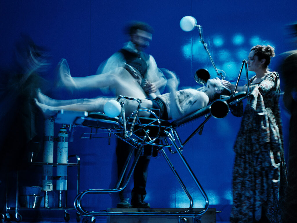 Η καρδιά του σκύλου - Θεατρομανία | Παραστάσεις, διαγωνισμοί, κριτικές